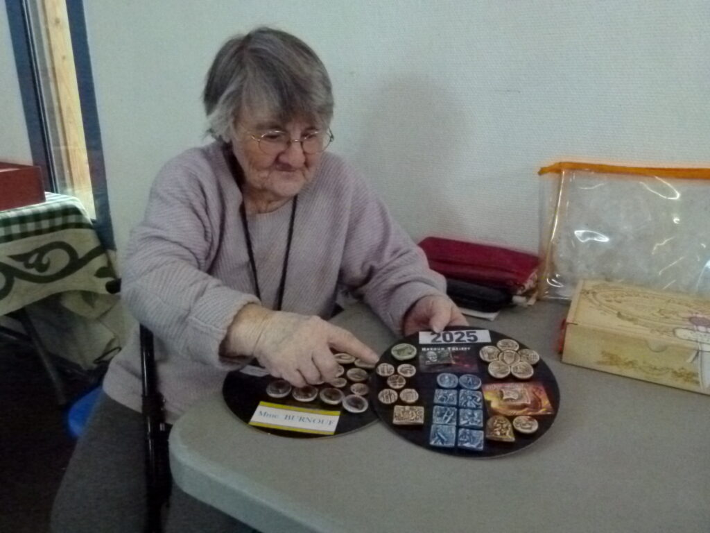 Expo APCCT à Triel : Michèlle Burnouf expose ses fèves - Le Journal des ...